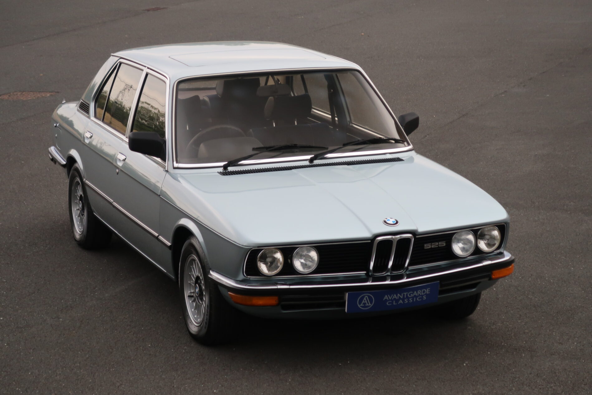 BMW 525 Automatic E12 - Avantgarde Classics
